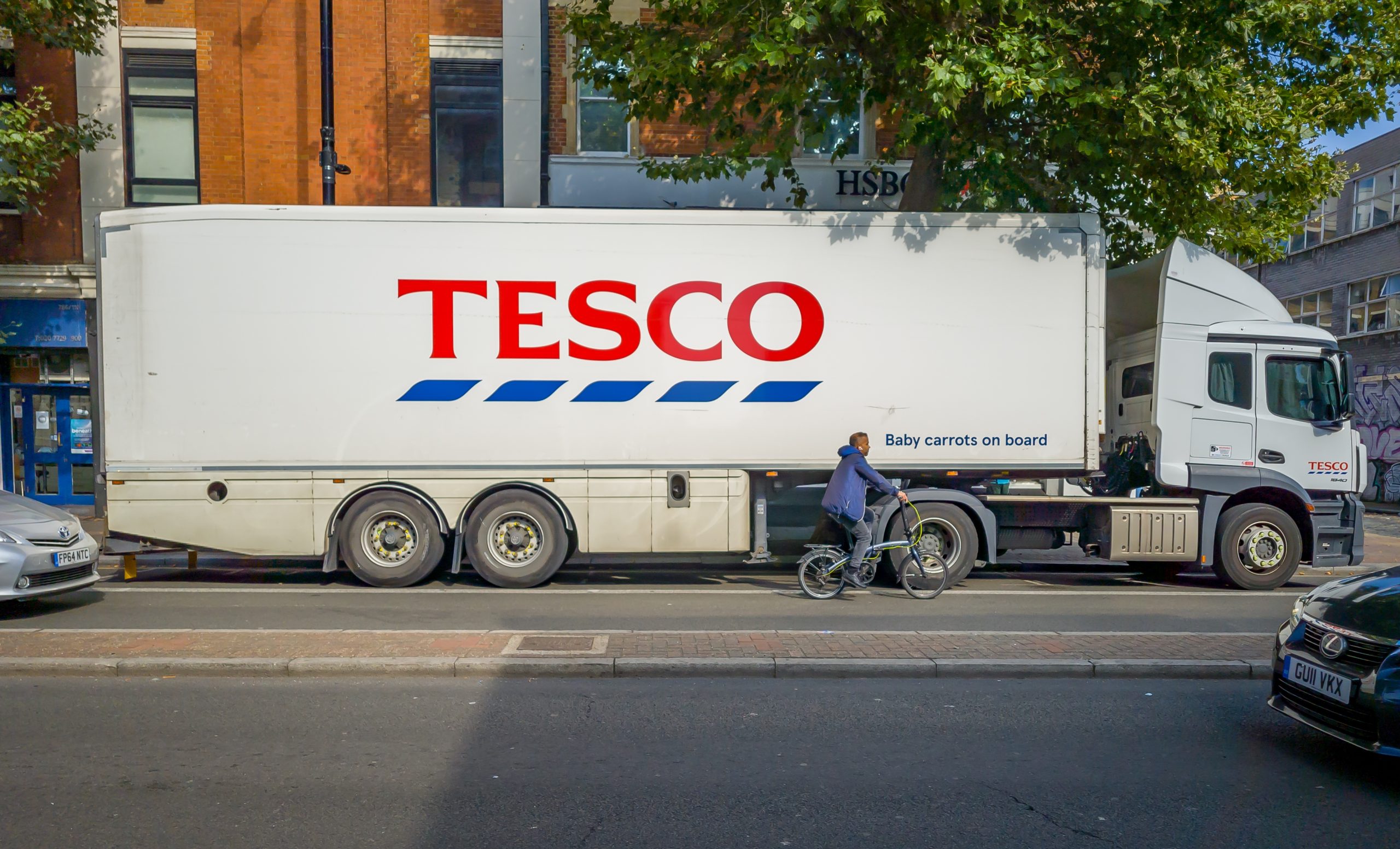 Tesco to roll out UK's first commercial use of fully electric HGVs ...