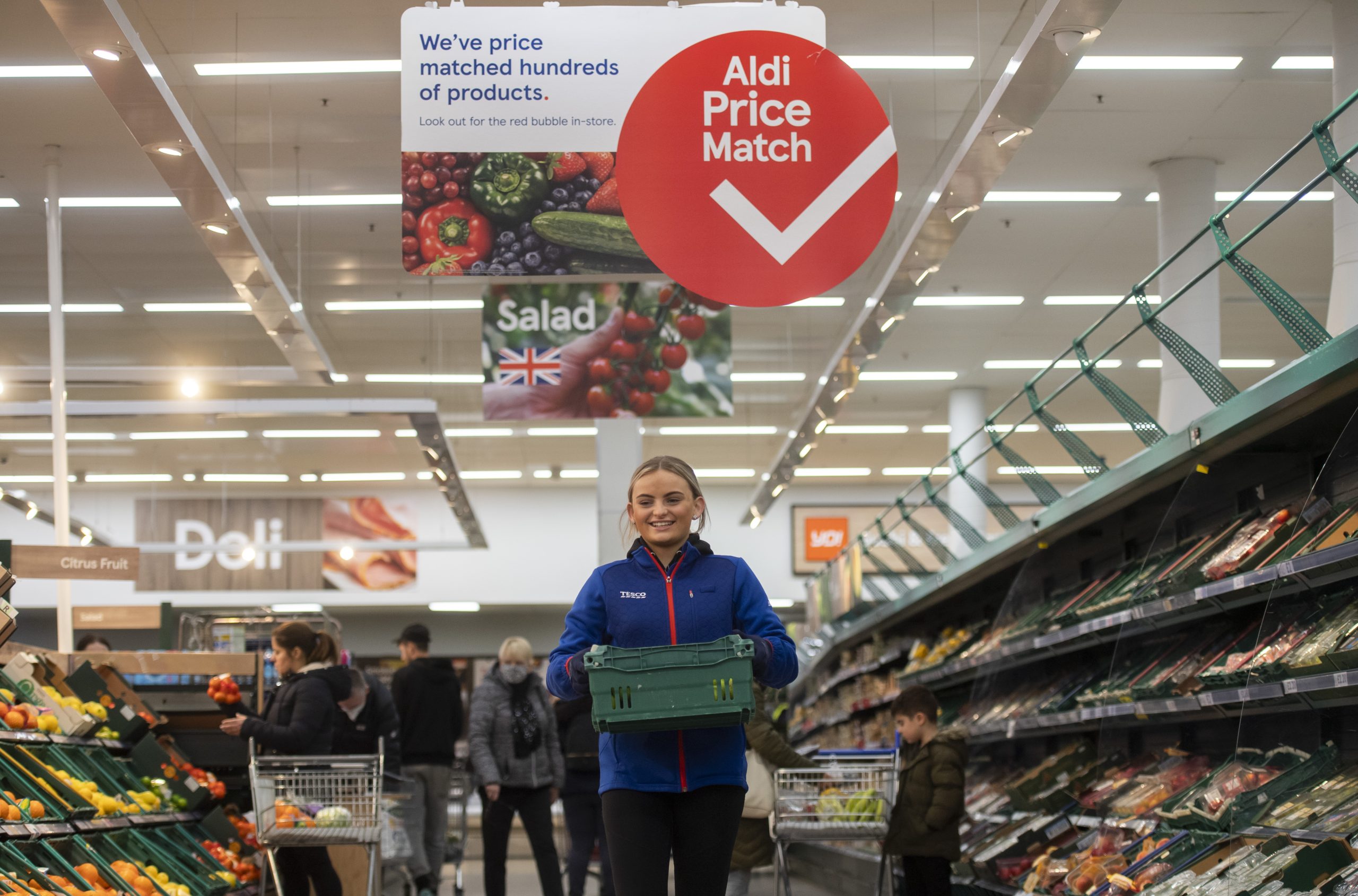 Tesco offers staff 25% pay advance