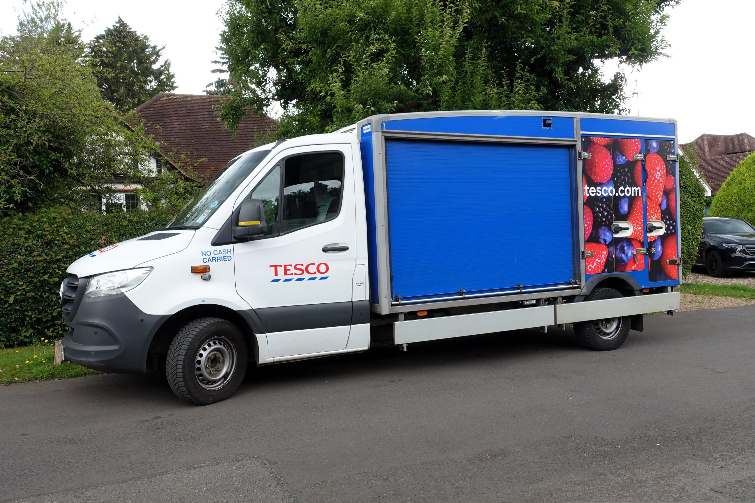 Tesco delivery drivers to get body-worn cameras - Grocery Gazette ...